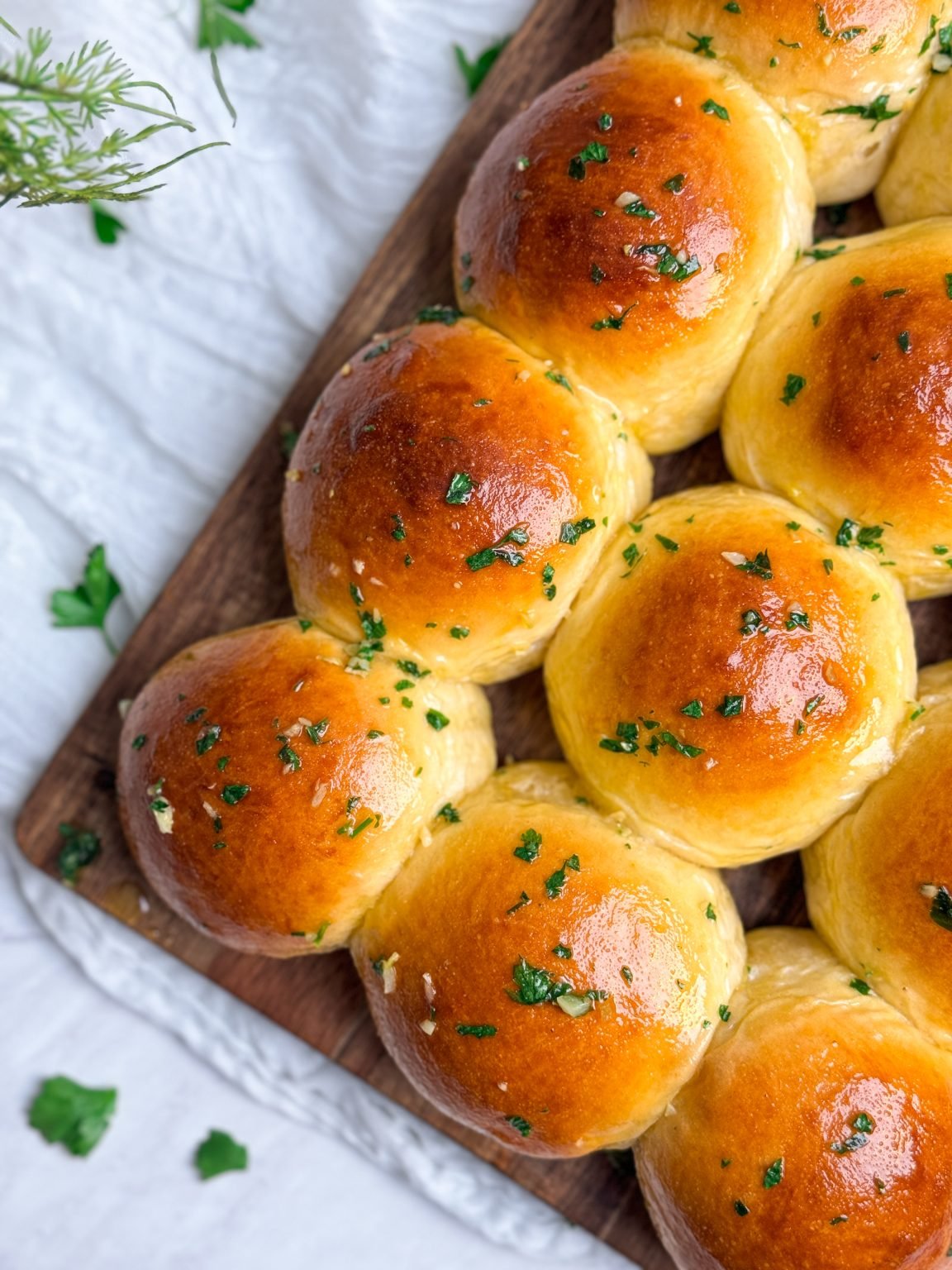 Easy Garlic Butter Dinner Rolls