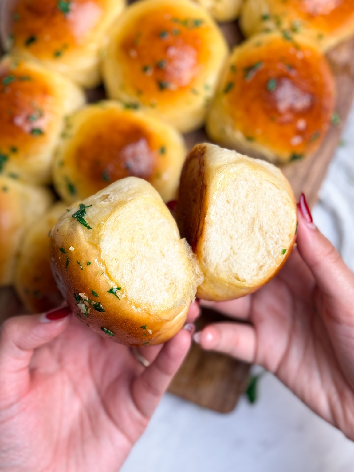 Easy Garlic Butter Dinner Rolls