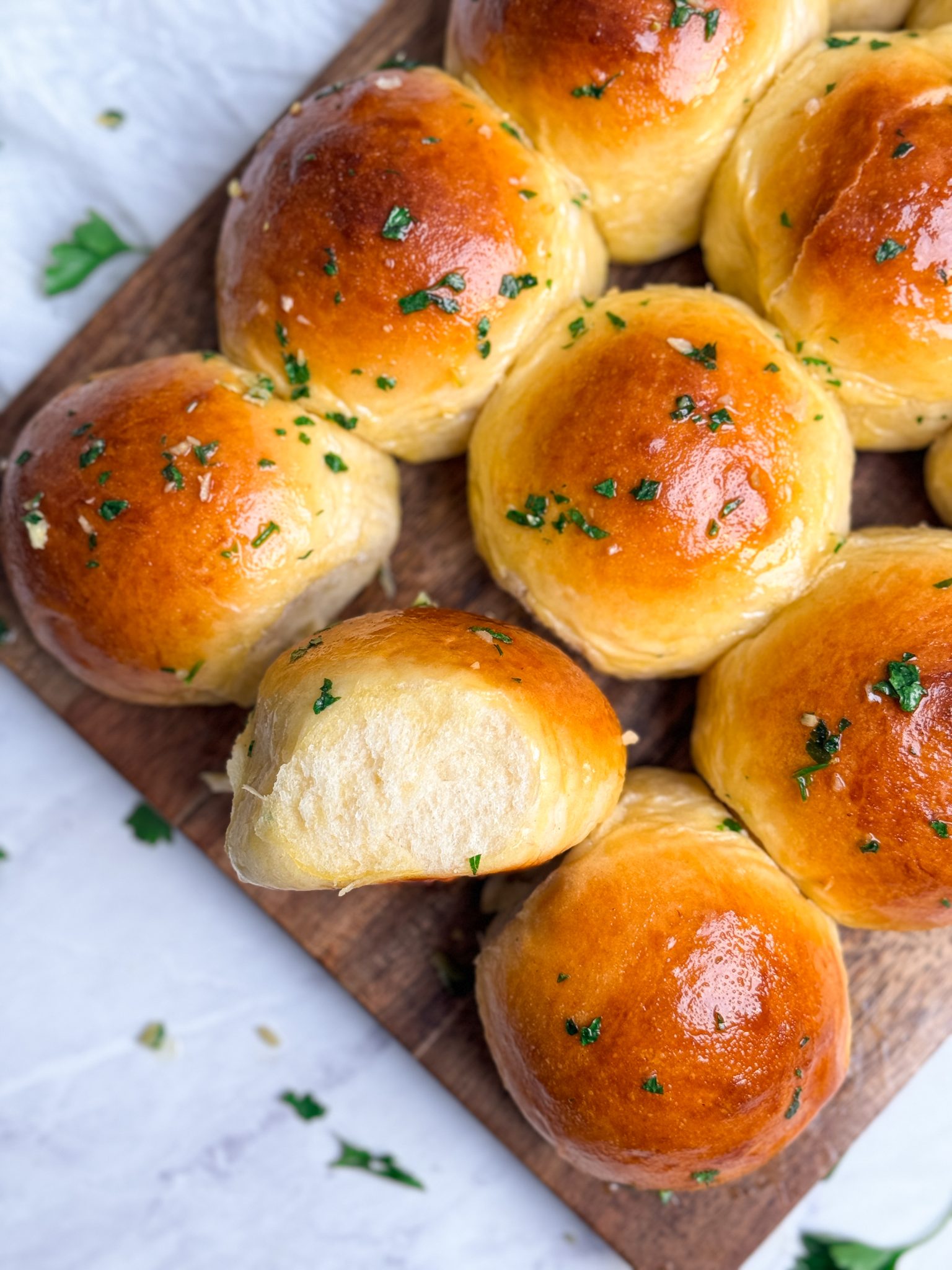 Easy Garlic Butter Dinner Rolls